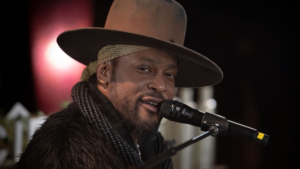 D'Angelo Dead at 51: Beyoncé, Jamie Foxx & Others React - Mandatory