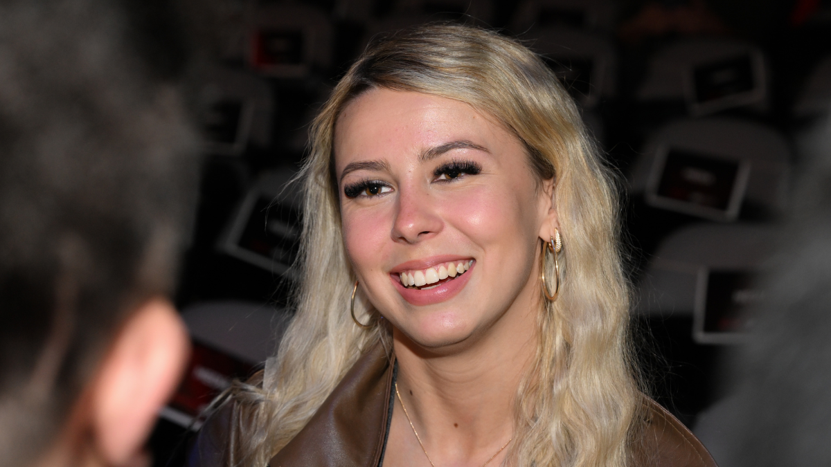 Hailey Welch Claims Feds Called Her 'Dumba**' & Took Phone - Mandatory
