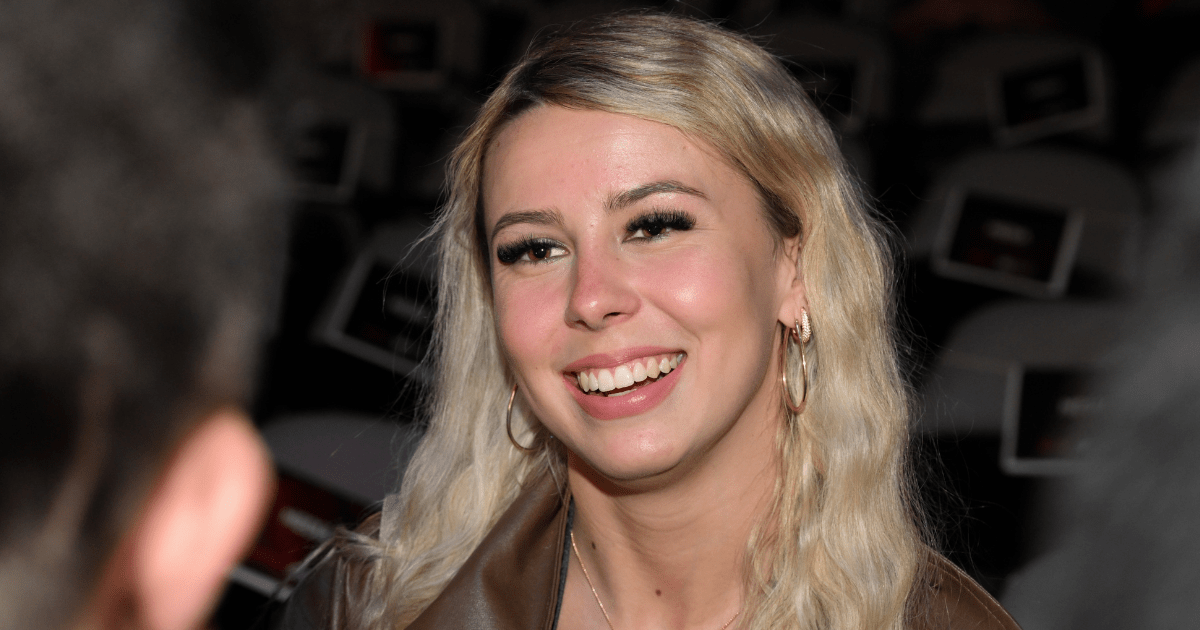Hailey Welch Claims Feds Called Her 'Dumba**' & Took Phone - Mandatory
