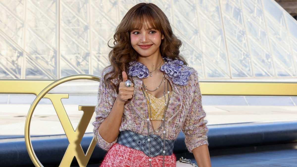 Blackpink’s Lisa Exudes Barbie Vibes in Fully-Knit Louis Vuitton Outfit ...