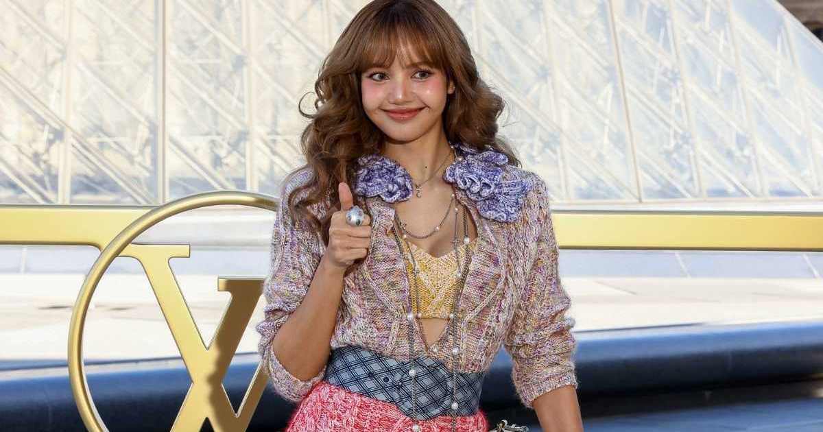 Blackpink’s Lisa Exudes Barbie Vibes in Fully-Knit Louis Vuitton Outfit ...