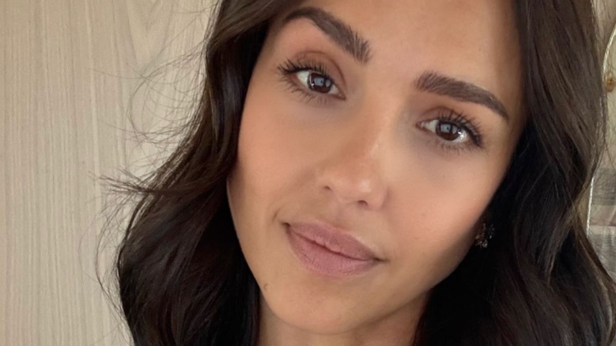 Jessica Alba's Selfie in Tank-Top Has Fans Saying 'Extremely Beautiful ...