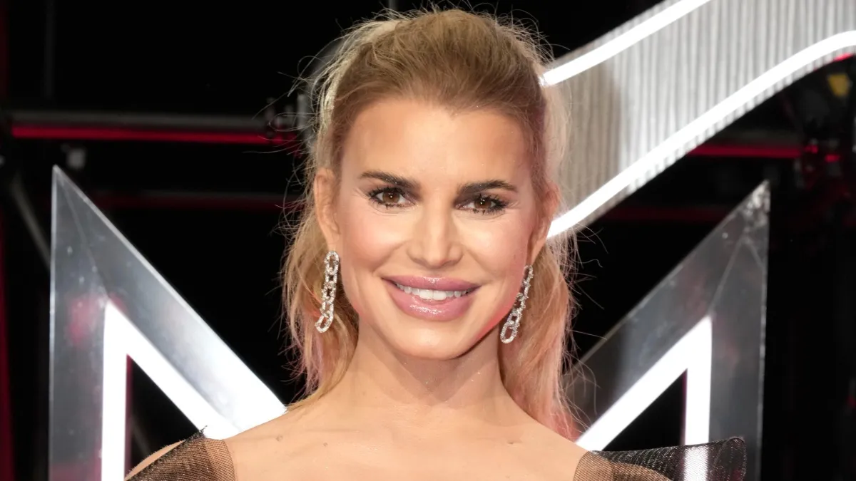 Jessica Simpson Poses in Black Lingerie, Fans Call Her 'Hot Stuff ...