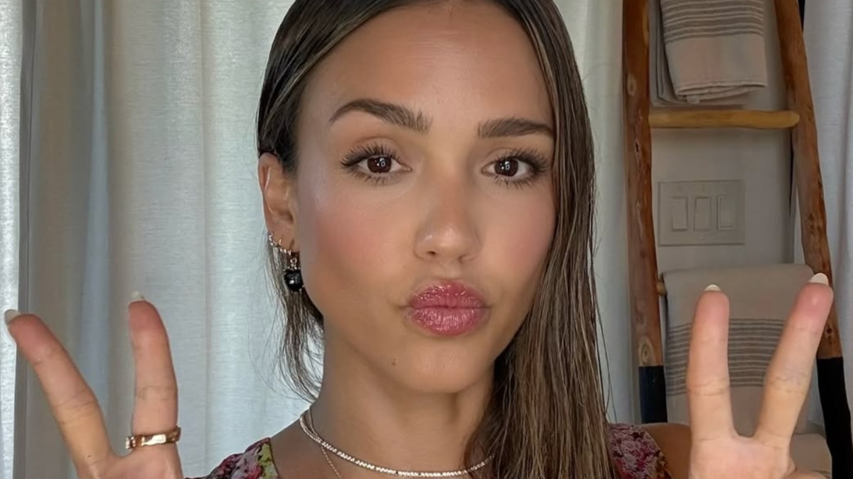 Jessica Alba Pouting in Bold Neckline Dress Has Fans Saying 'Unbearably ...
