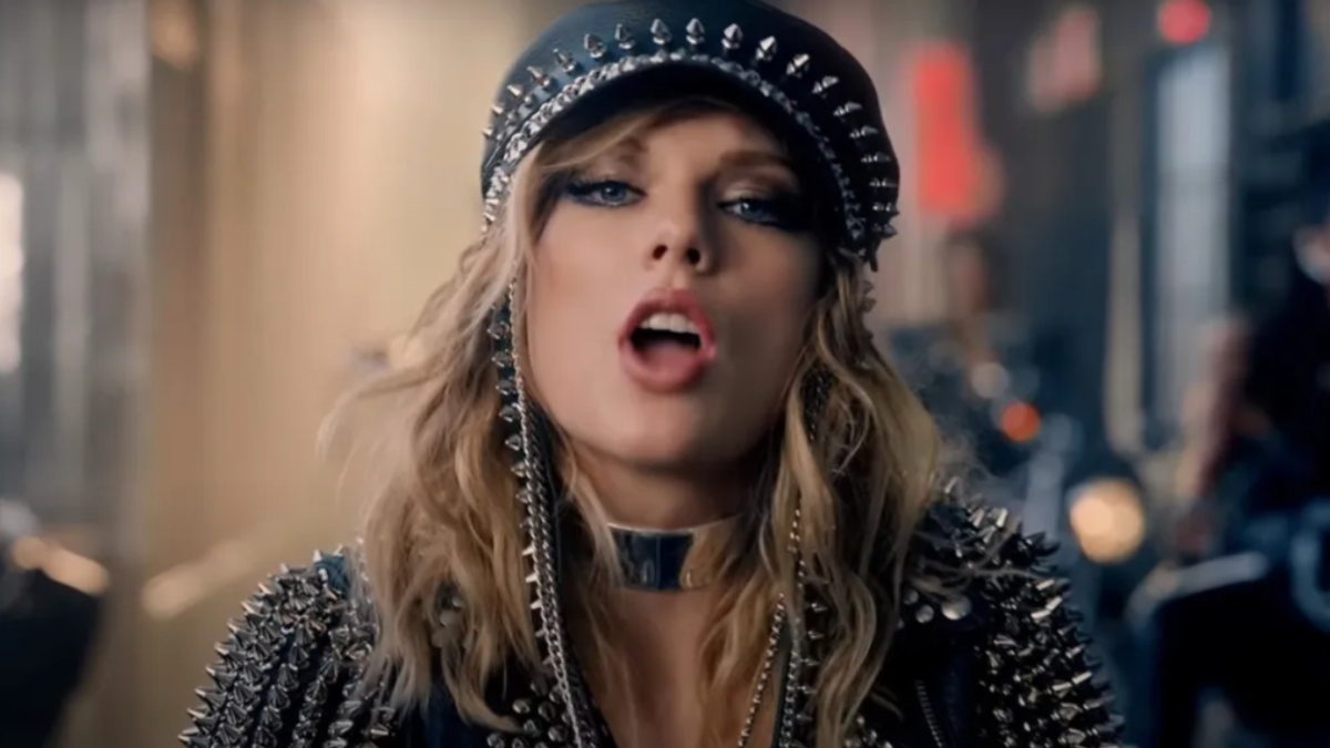 Taylor Swift Has a Surprising Answer for Which Team She Supports on The ...