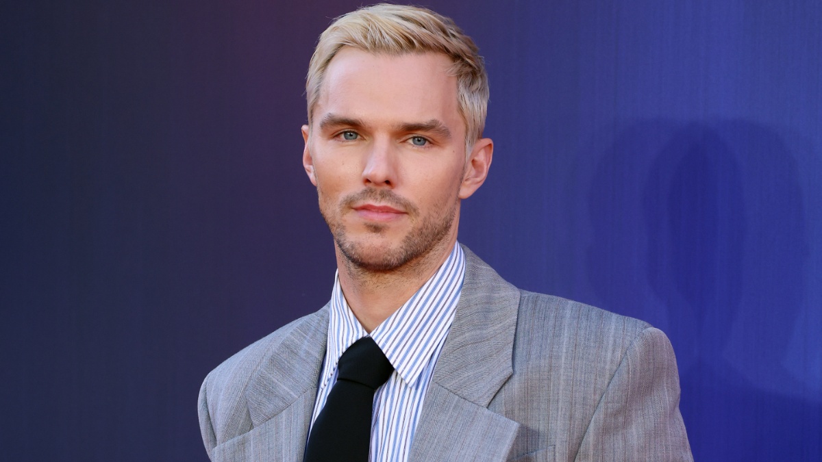 Nicholas Hoult Can't 'Walk or Fly' Amid Knee Surgery - Mandatory