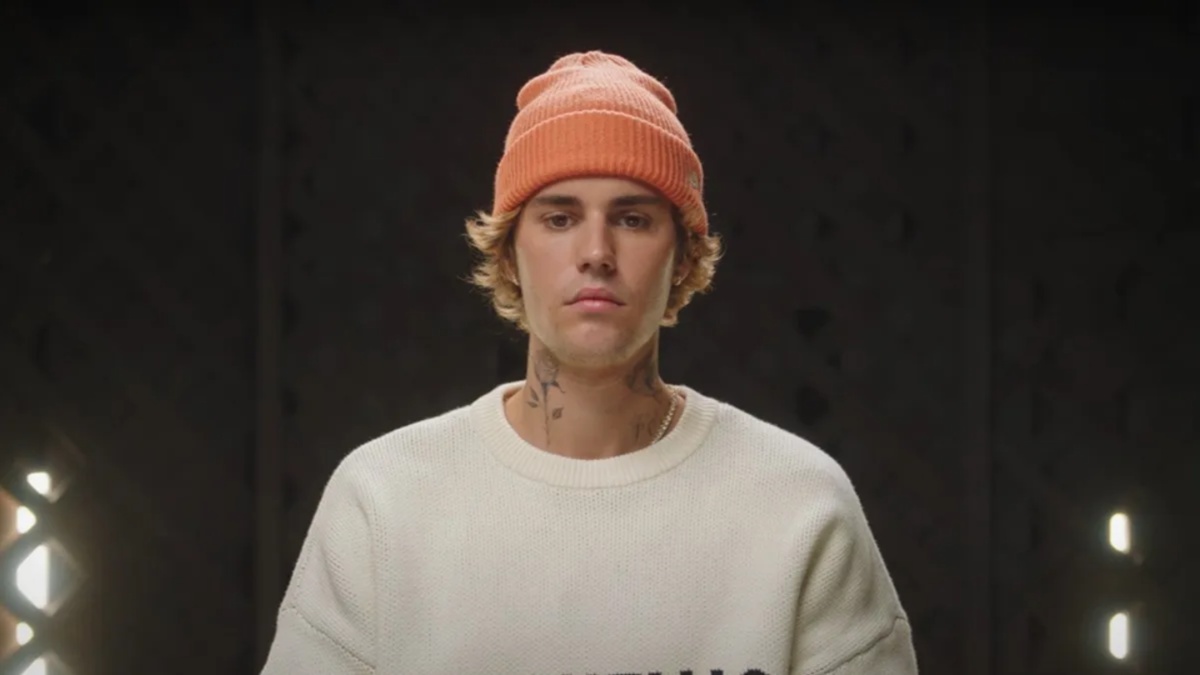 Justin Bieber 'Looks 22' in New Clean Shave Look - Mandatory