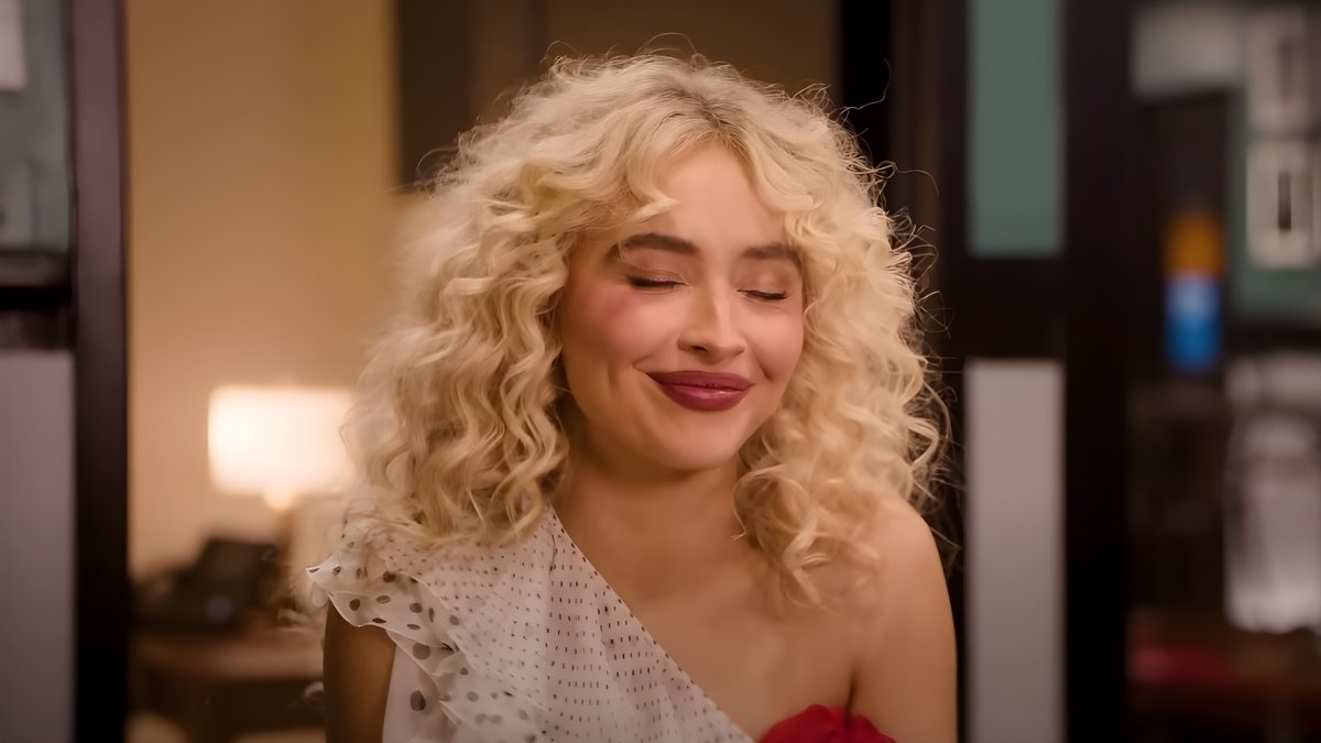 Sabrina Carpenter Channels Carrie Bradshaw in New SNL Promo - Mandatory
