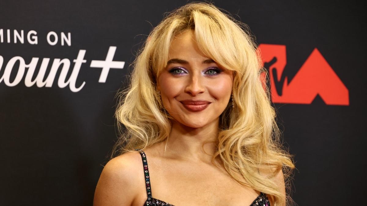 Sabrina Carpenter Wearing Mini-Shorts Has Fans Calling Her 'Cowgirlbina ...