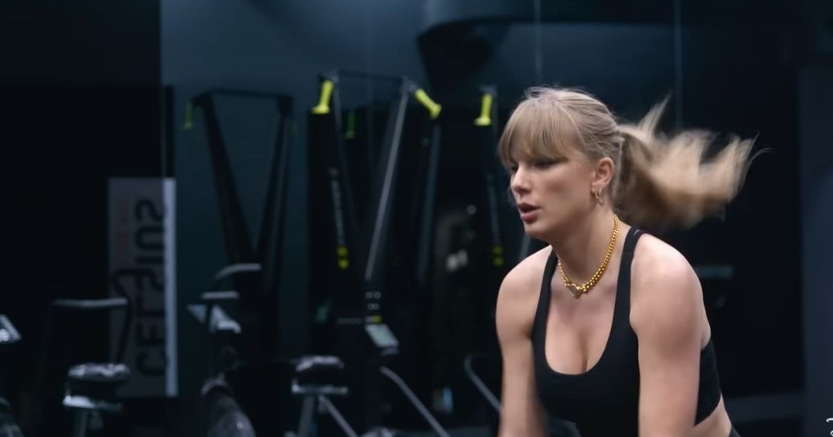 Gym-Ready Taylor Swift in Gold Chain & Tank Top Sends Fans into Frenzy ...