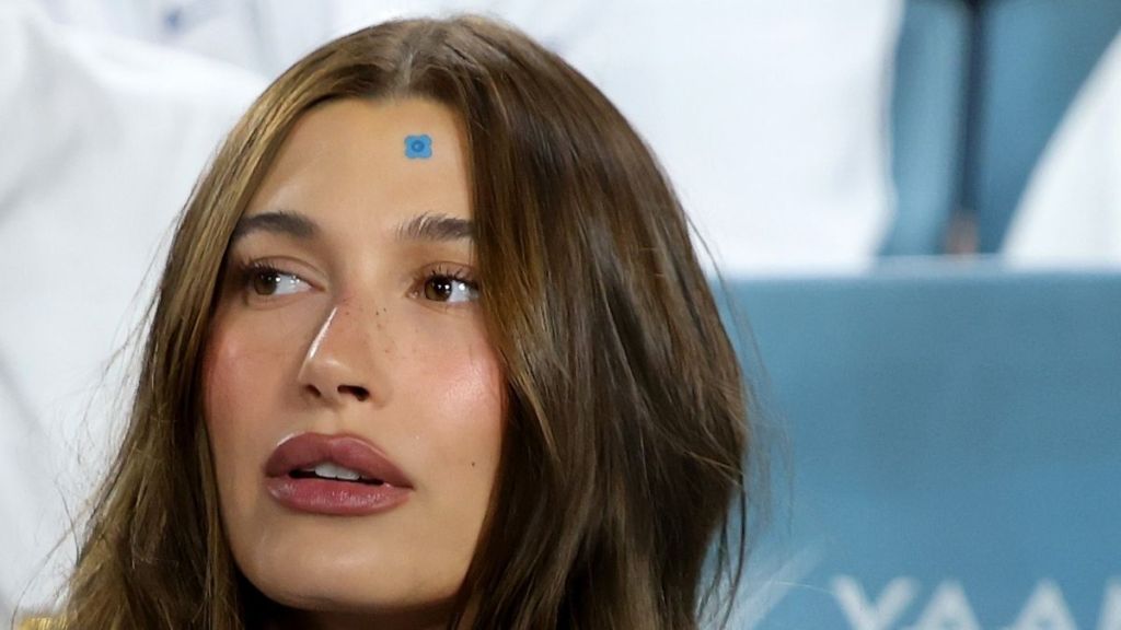 Hailey Bieber's 'Face Card Is Truly Insane' During Dodgers Game, Fans ...