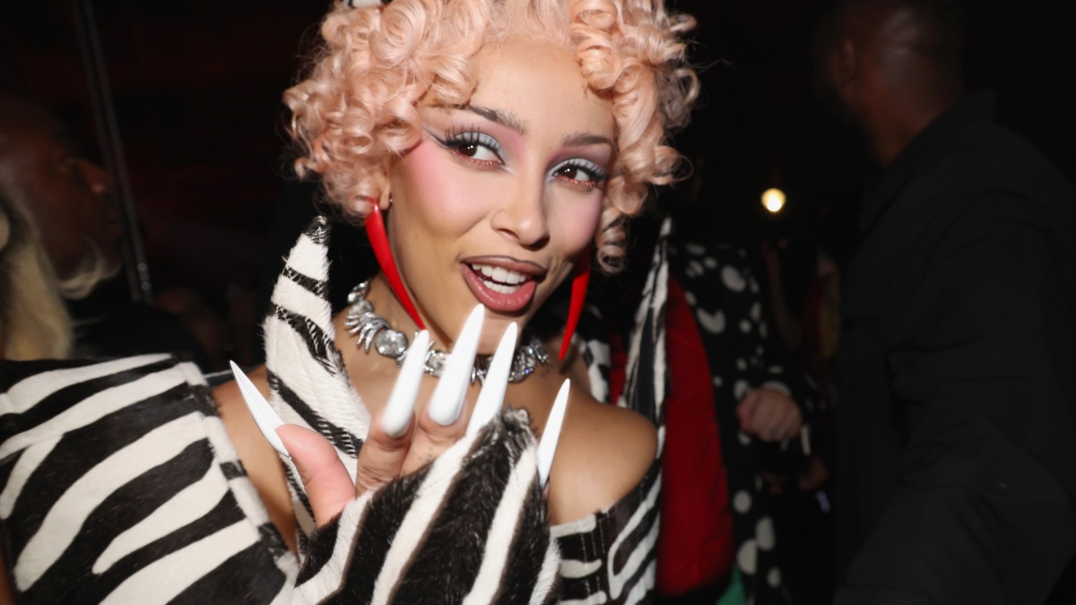 Doja Cat in Striped Crop Top With Bold Neckline Is ‘Giving Glam’, Fans ...