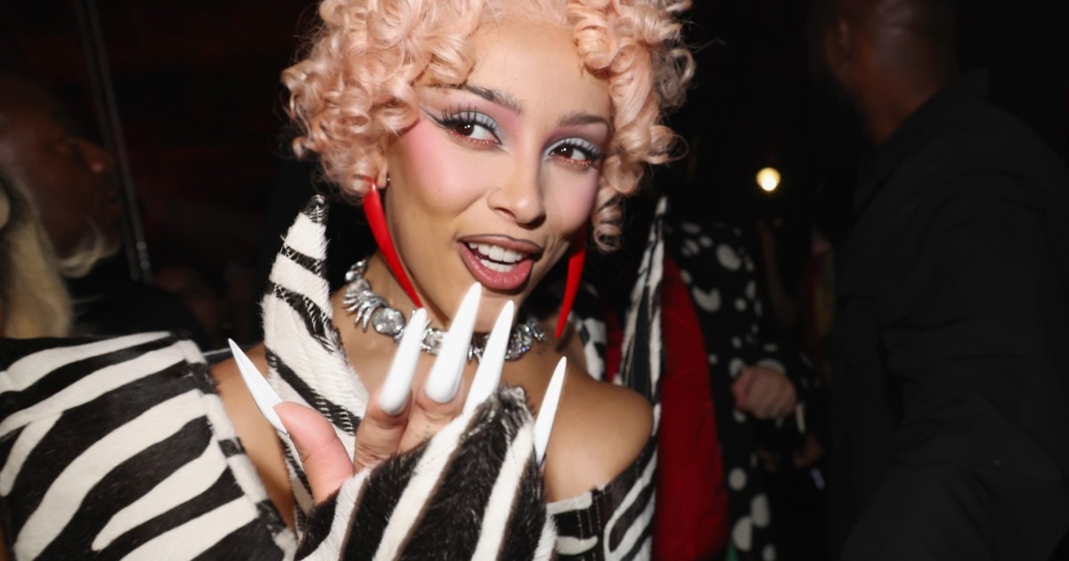 Doja Cat in Striped Crop Top With Bold Neckline Is ‘Giving Glam’, Fans ...