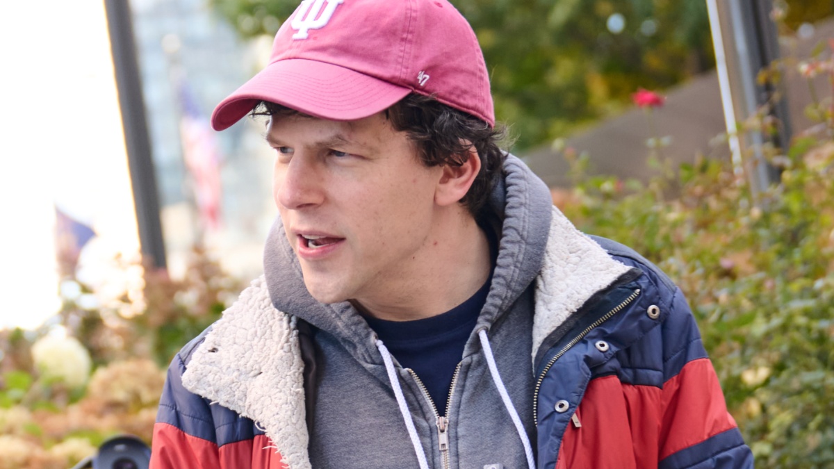 Jesse Eisenberg Performs Real Life Magic Trick Ahead of Now You See Me ...