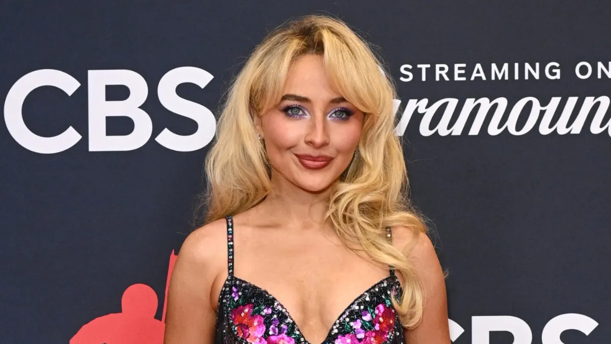 Sabrina Carpenter's 'Juno' Pose in Milan Comes With Italian Twist ...