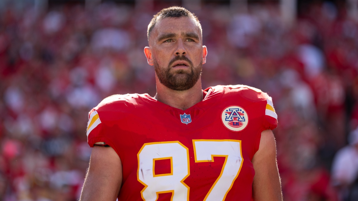 Travis Kelce Gets Hit in the Face as Travis Hunter Stops Him - Mandatory
