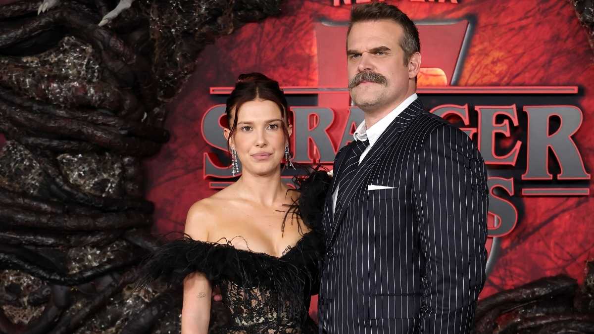 David Harbour Hugs Millie Bobby Brown Amid Harassment Case Reports ...