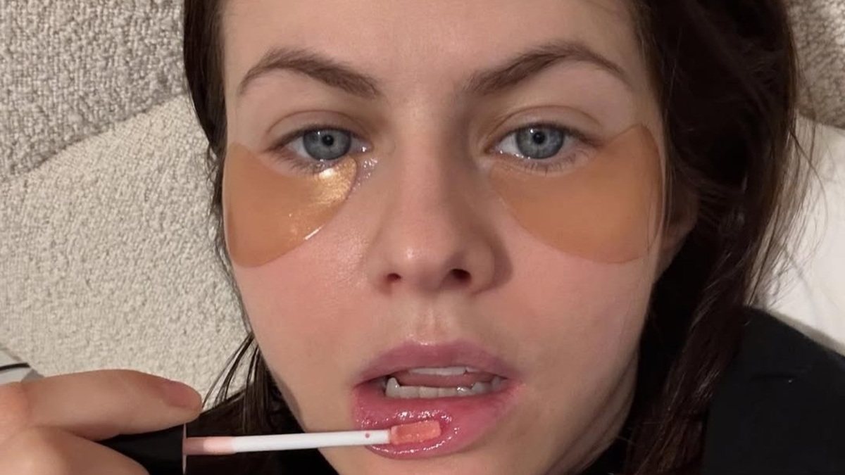 Alexandra Daddario Applying Lipgloss Is Guaranteed to Distract You ...