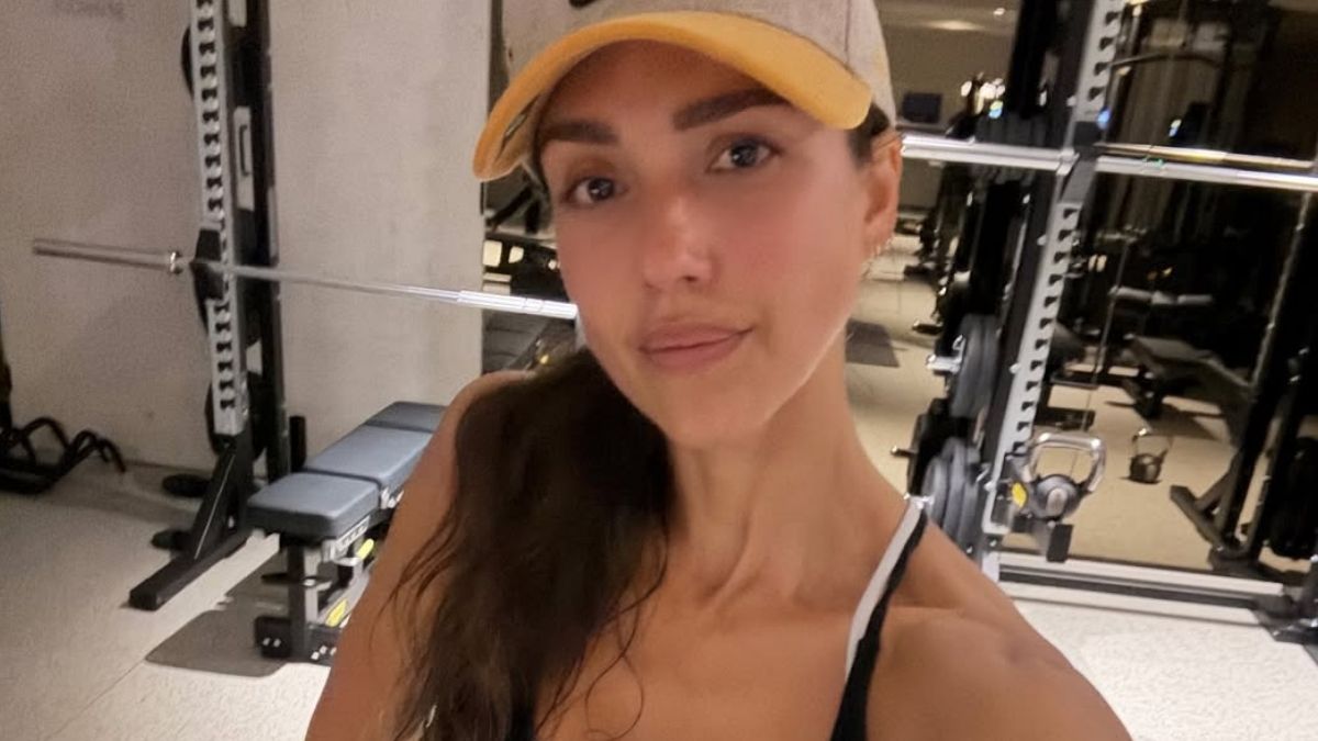 Jessica Alba's Post-Workout Selfie Will Make You Look Twice - Mandatory