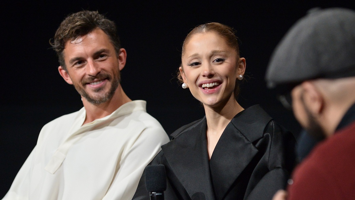 Jonathan Bailey & Ariana Grande Shared a ‘Passionate’ Kiss That Fans ...