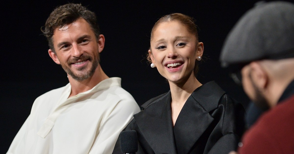 Jonathan Bailey & Ariana Grande Shared a ‘Passionate’ Kiss That Fans ...