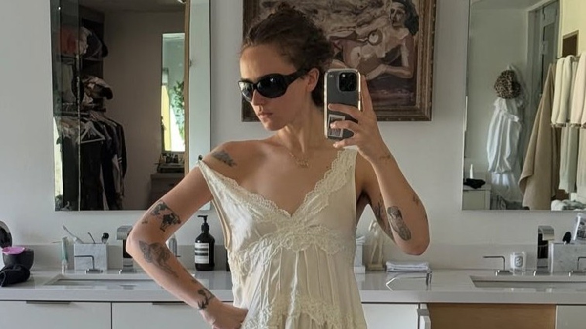 Kamala Harris' Stepdaughter Ella Emhoff Wearing Loose Dress Is ...