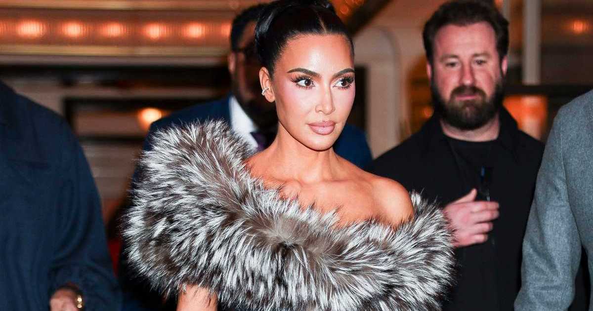 Photo: Kim Kardashian's Capri Look Is Boldly Cheeky - Mandatory