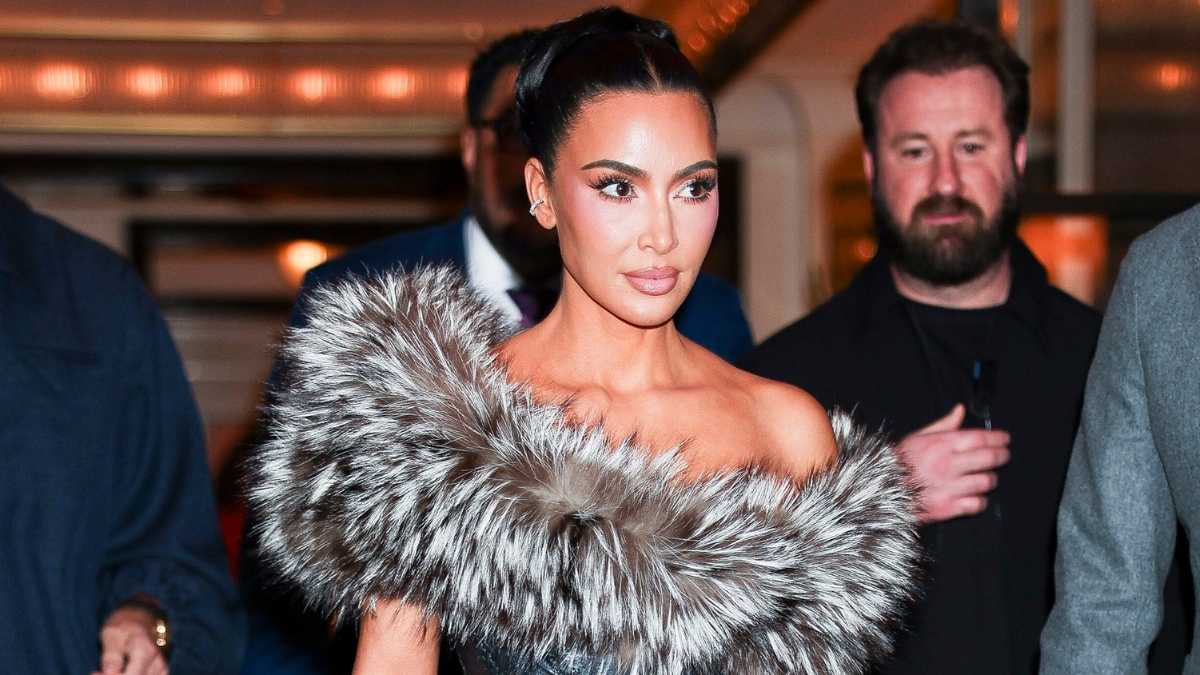 Photo: Kim Kardashian's Capri Look Is Boldly Cheeky - Mandatory
