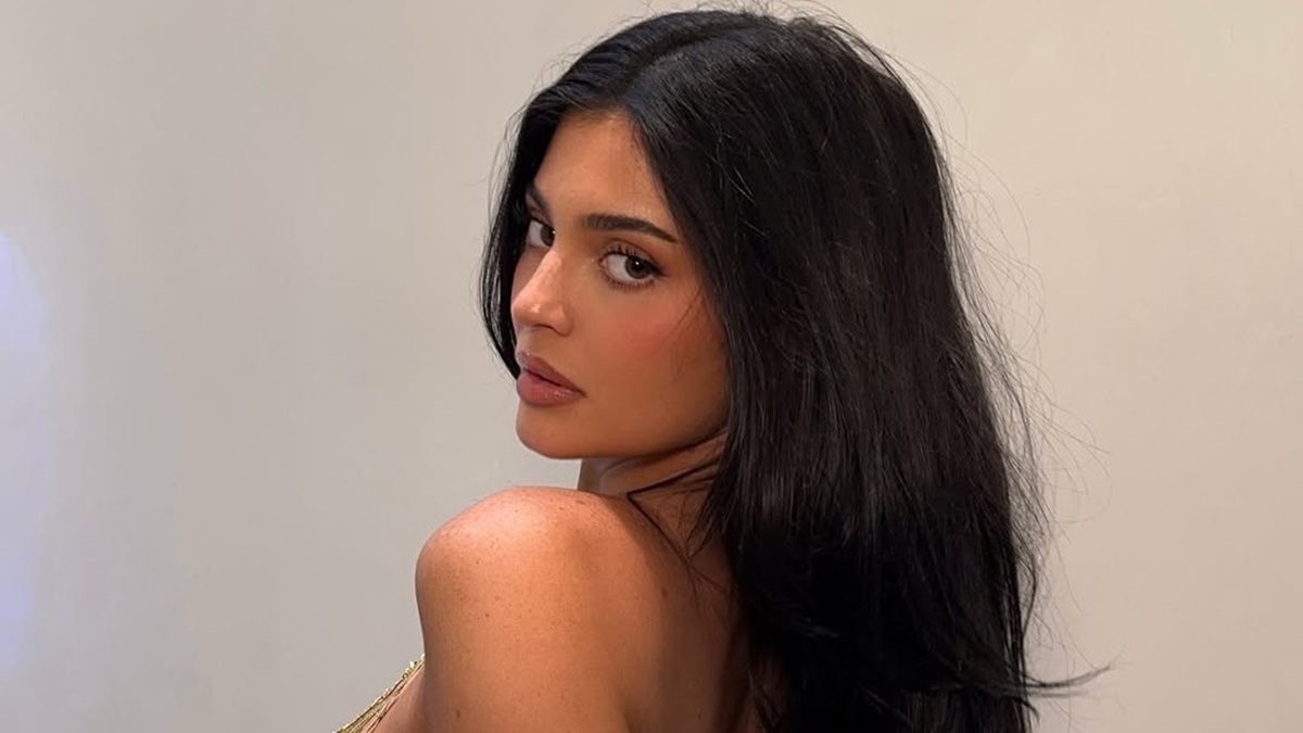Kylie Jenner's Backless Chain Top Will Make Your Jaw Drop - Mandatory