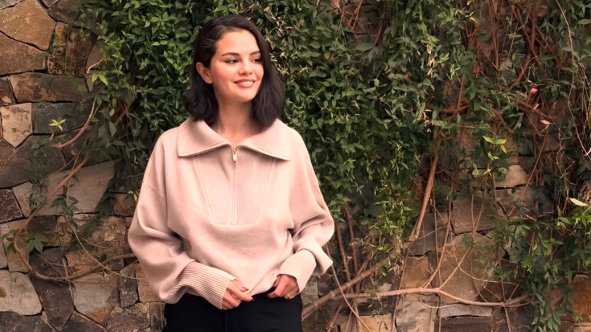 Selena Gomez's Mini-Shorts Look Will Make You Look Twice - Mandatory