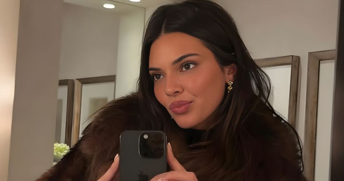 Kendall Jenner Showcases Toned Abs in Bikini - Mandatory