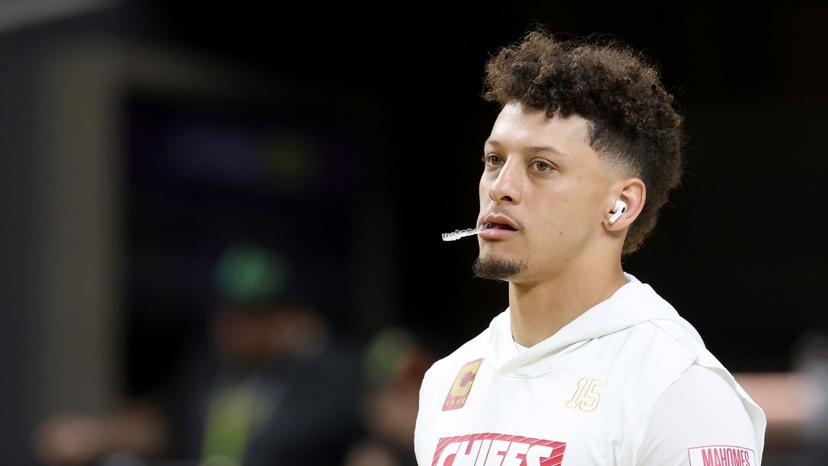 Patrick Mahomes’ Thanksgiving Turkey-Eating Method Gets Called ‘Nasty ...