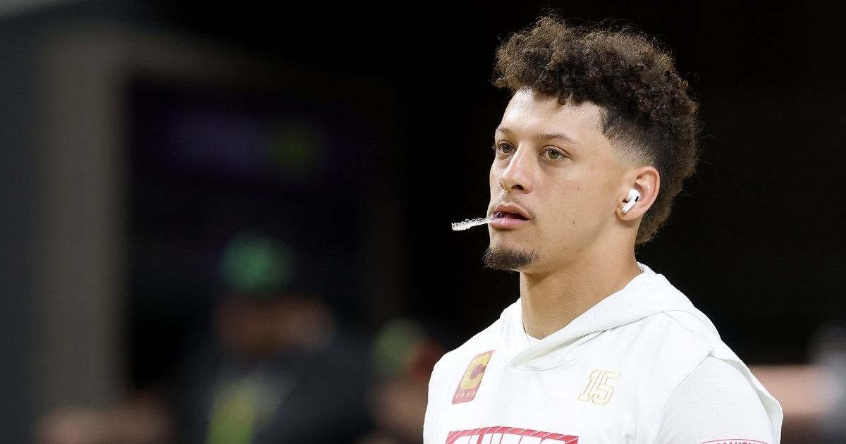Patrick Mahomes’ Thanksgiving Turkey-Eating Method Gets Called ‘Nasty ...