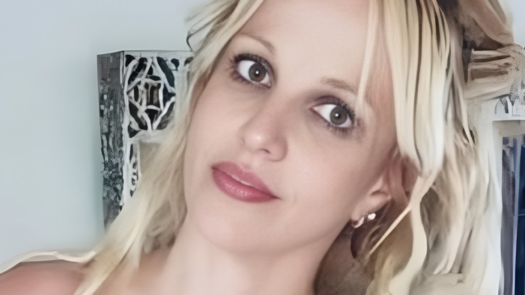 Britney Spears Showing off Her Mini-Skirt Will Make You Look Twice ...