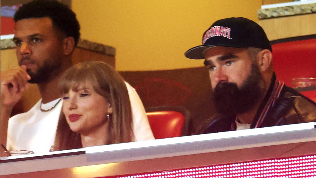 Jason Kelce Reveals Why Interviewing Taylor Swift Isn’t Rocket Science ...