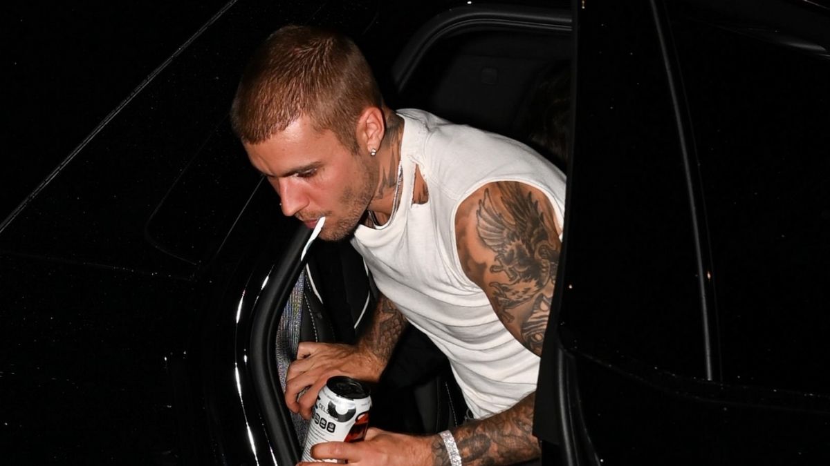 Justin Bieber Faces Backlash For Leaving Hailey Bieber in Car - Mandatory