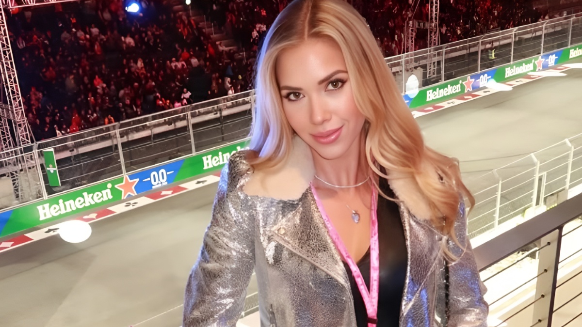 NFL Heiress Gracie Hunt Wearing Mini-Skirt Will Make You Look Twice ...