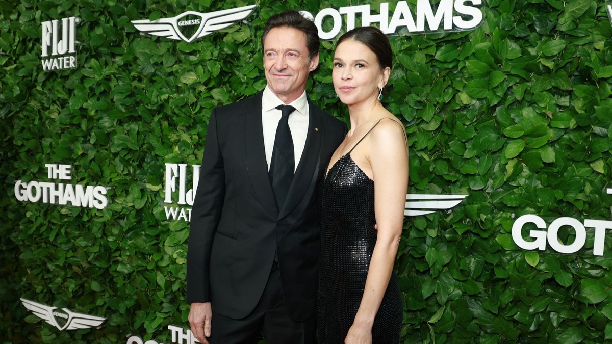 Hugh Jackman & Girlfriend Sutton Foster Twin in Black During Red Carpet ...