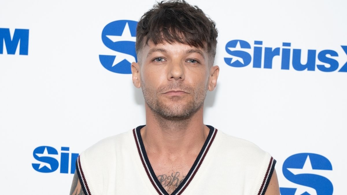 Louis Tomlinson's Sister Daisy Sitting on Bed in Slip Dress Is Must See ...