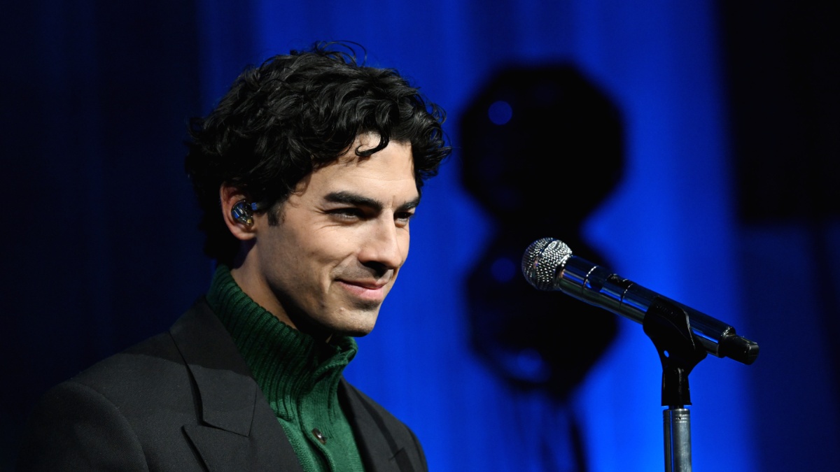 Joe Jonas’ Bad Parallel Parking Attempt Goes Viral - Mandatory