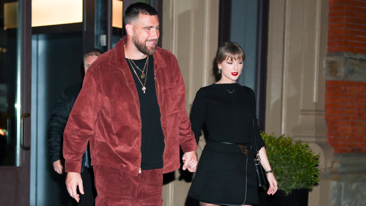 Taylor Swift Wears Black Mini-Skirt For Travis Kelce's Christmas Match ...