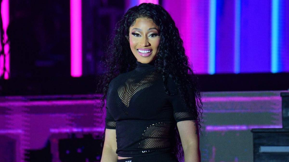 Nicki Minaj in Fur Coat & Tights Proves She Flies in Style - Mandatory