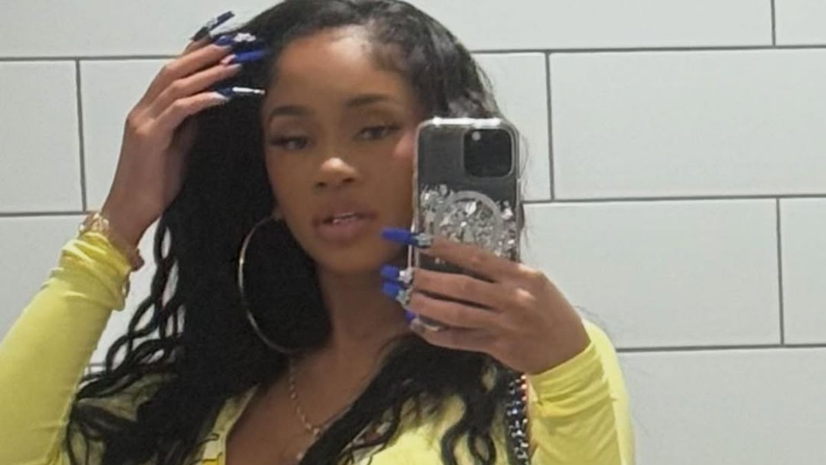 Saweetie's Low-Cut Dress Exposes Lace Bra - Mandatory