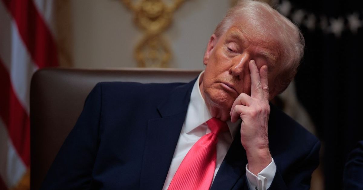 Donald Trump Appears to Doze Off During Cabinet Meeting - Mandatory