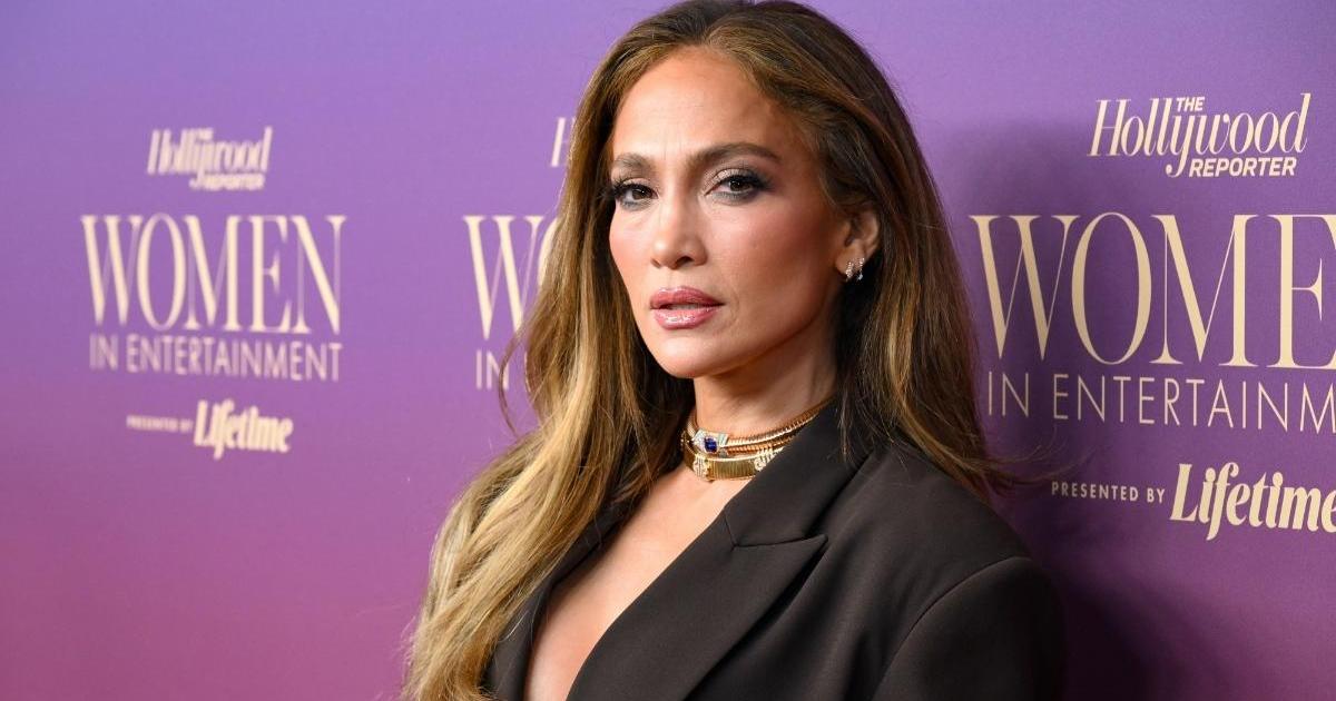 Jennifer Lopez Wearing All-Pink Ensemble Has Fans Saying 'The Body OMG ...
