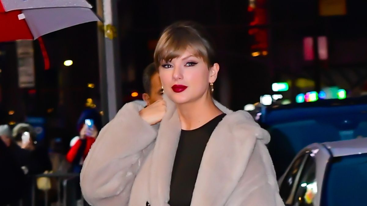 Taylor Swift & Stephen Colbert Dance Video Is Pure ‘Perfection' - Mandatory