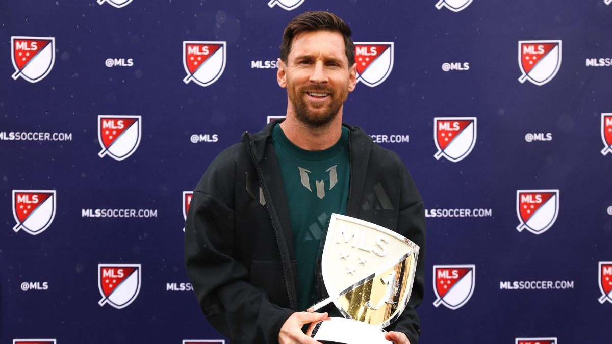 Lionel Messi’s English Chat With Ref Has Fans Cracking Up - Mandatory