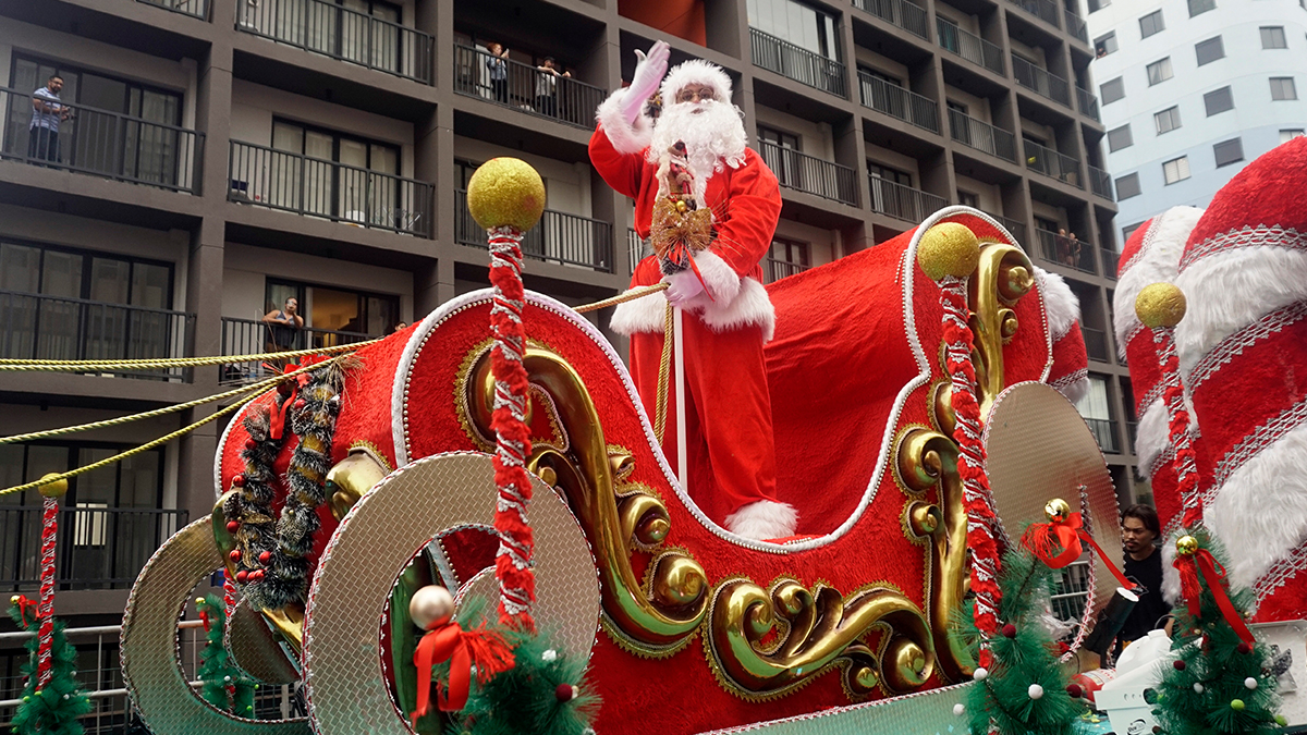 Santa Claus & His Elves Carry Out $3K Heist, but There’s a Twist ...