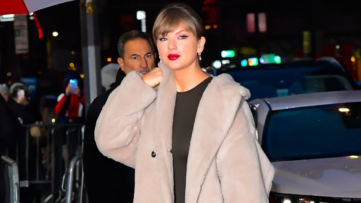 Taylor Swift’s Long Legs in Tiny Mini Skirt Are Breaking the Internet ...