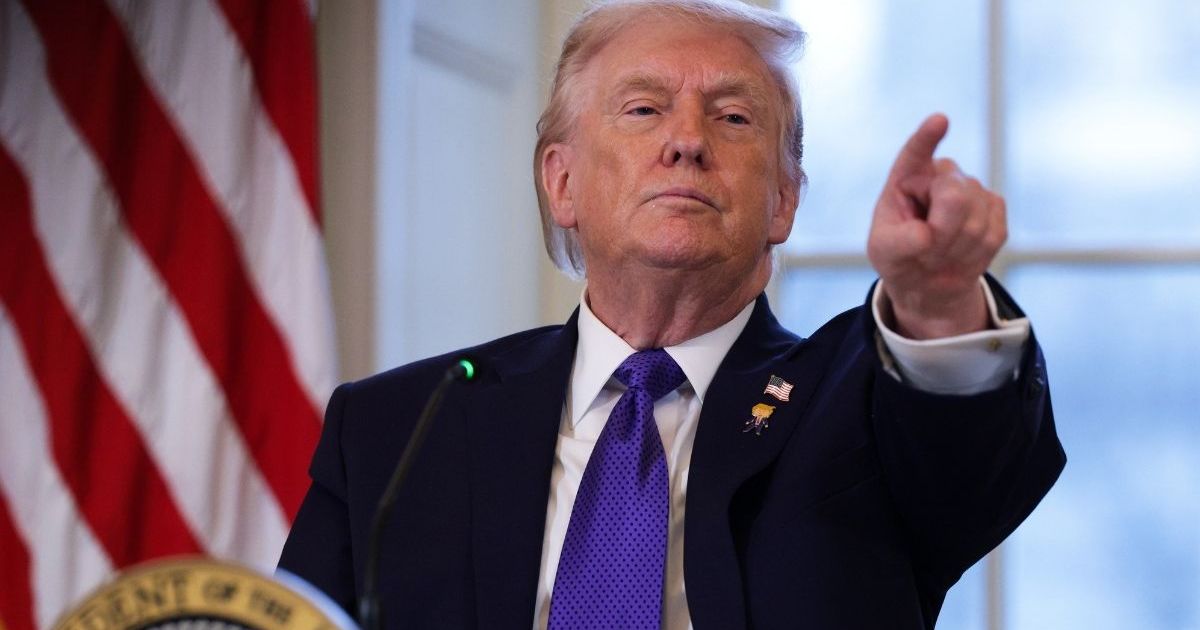 White House Reacts After Donald Trump Appeared to Flip off Heckler ...